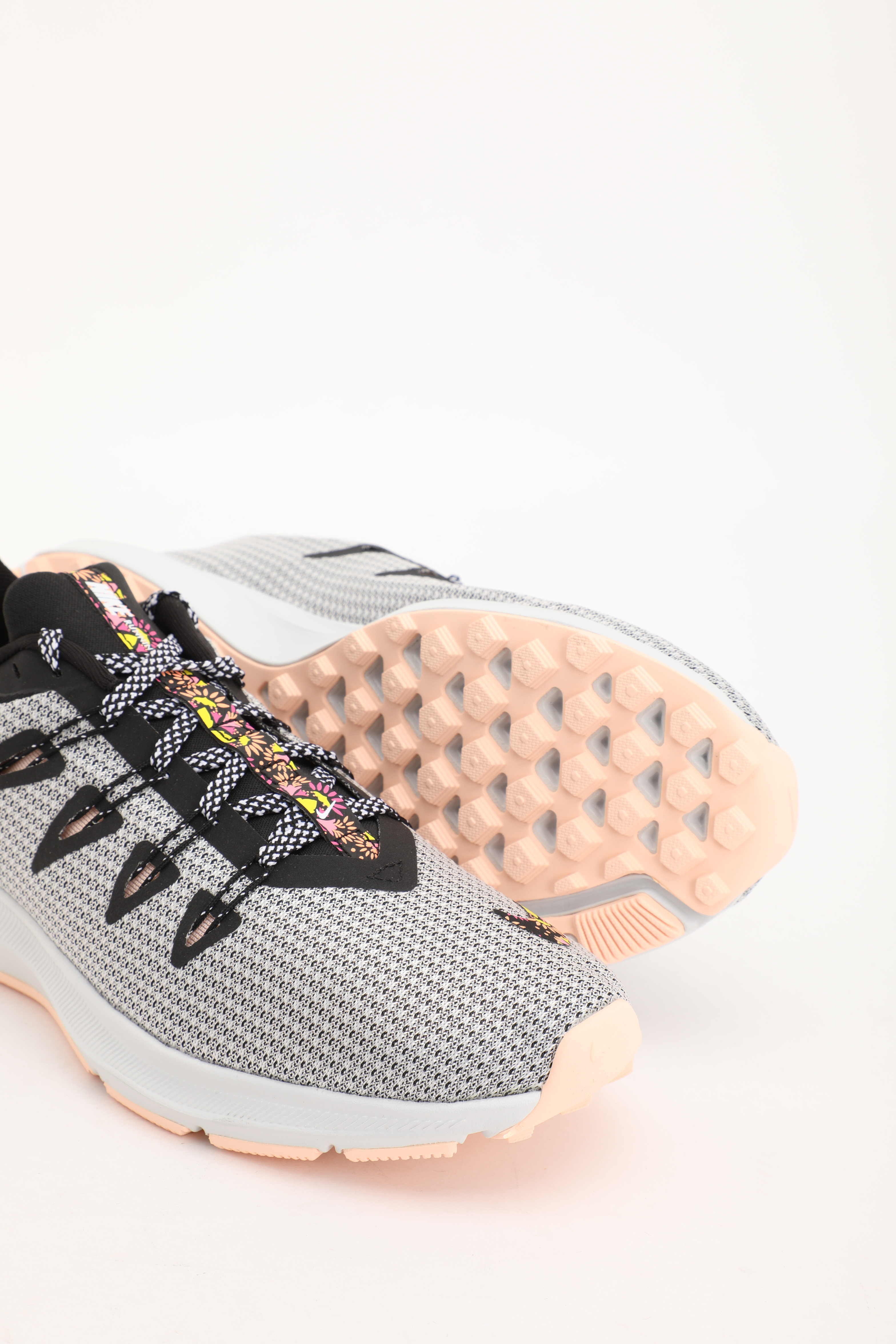 Buy Nike Quest Se Sneakers Multi In Multiple Colors | 6thStreet Kuwait