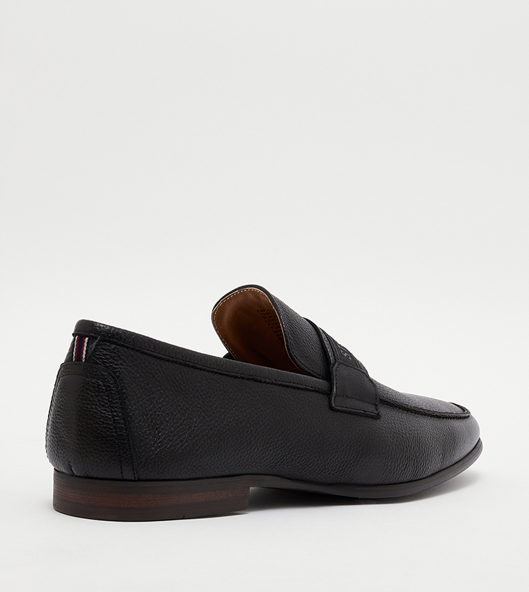Buy Steve Madden FAYLEN Branding Detail Loafers In Black | 6thStreet UAE