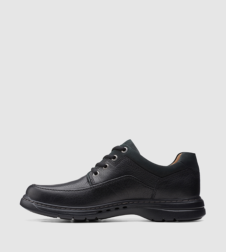 Buy Clarks UN Brawley Lace Up Casual Shoes In Black | 6thStreet Qatar