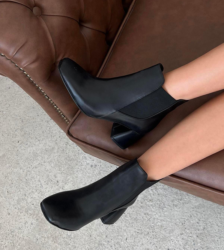 Buy STRASWANS Heel Leather Chelsea Boots In Black | 6thStreet Kuwait