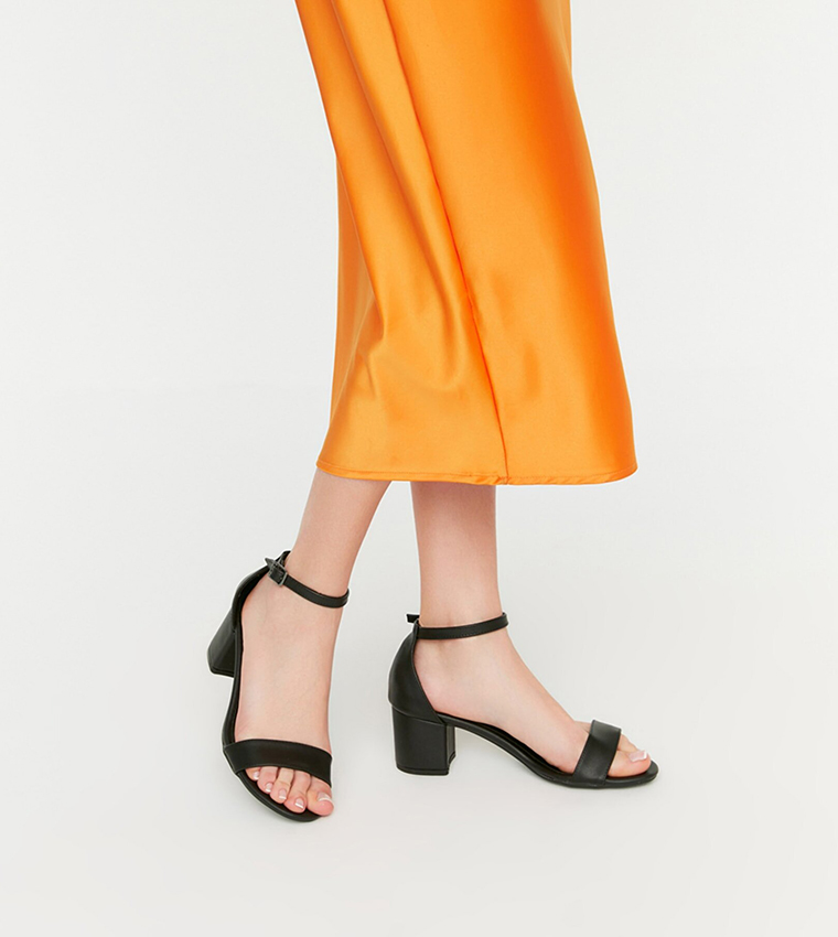Buy Trendyol Solid Ankle Loop Block Heel Sandals In Black | 6thStreet Qatar