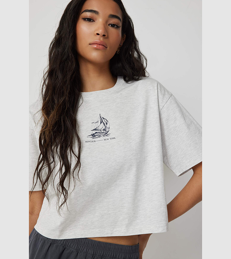 Buy Ardene Graphic Print Cropped T Shirt In LIGHT GREY | 6thStreet Qatar