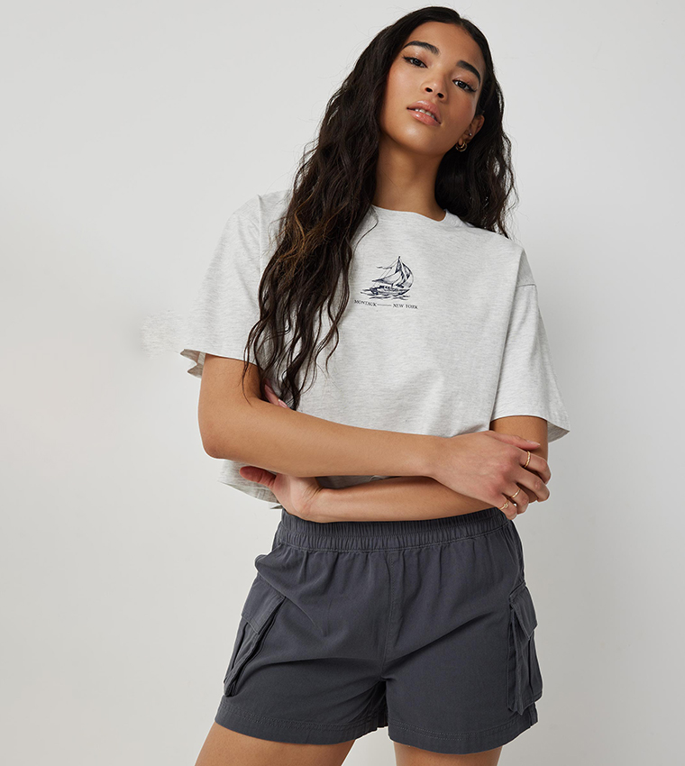 Buy Ardene Graphic Print Cropped T Shirt In LIGHT GREY | 6thStreet Qatar