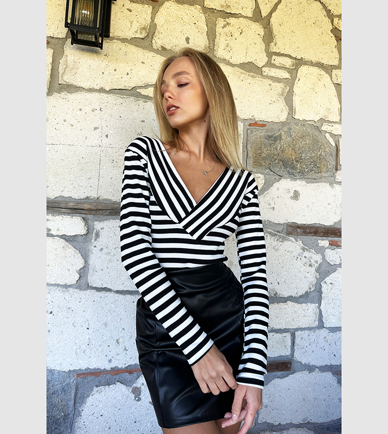 Buy Trend Alaçatı Stili Striped V Neck Long Sleeves Top In Multiple