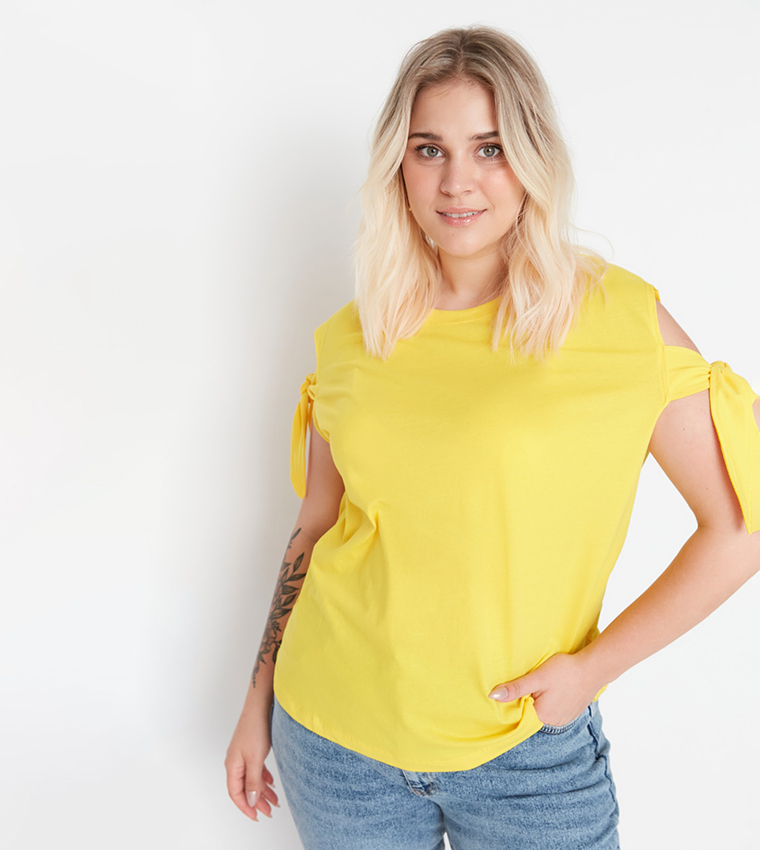 Buy Trendyol Knitted Crew Neck Cut Out Top In Yellow | 6thStreet Saudi ...