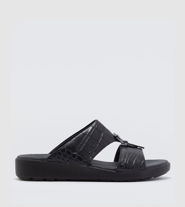 Buy Berastogi @ CCC Traditional Comfort Sandals In Black | 6thStreet Qatar
