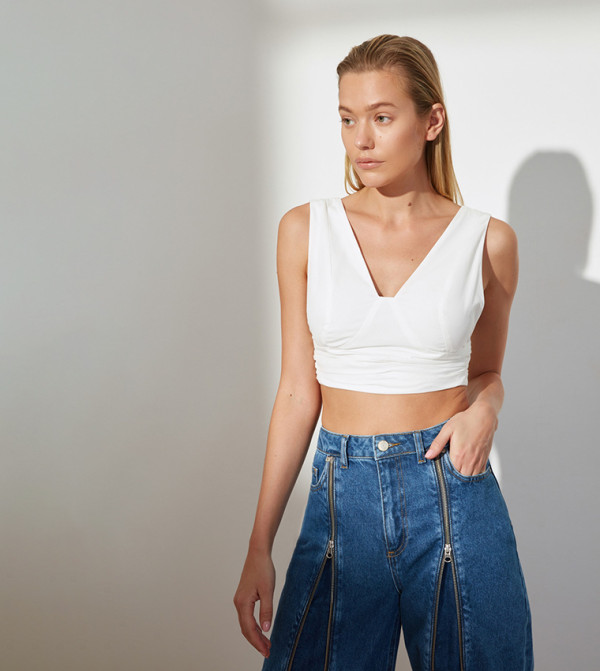 Buy Trendyol Regular Fit Crop Top In White | 6thStreet Saudi Arabia