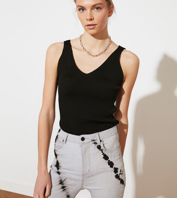 Buy Trendyol Solid Ribbed Casual Top In Black | 6thStreet Bahrain