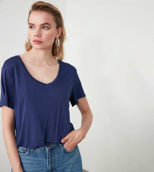 Buy Trendyol Solid Basic T Shirt In NAVY BLUE | 6thStreet Qatar