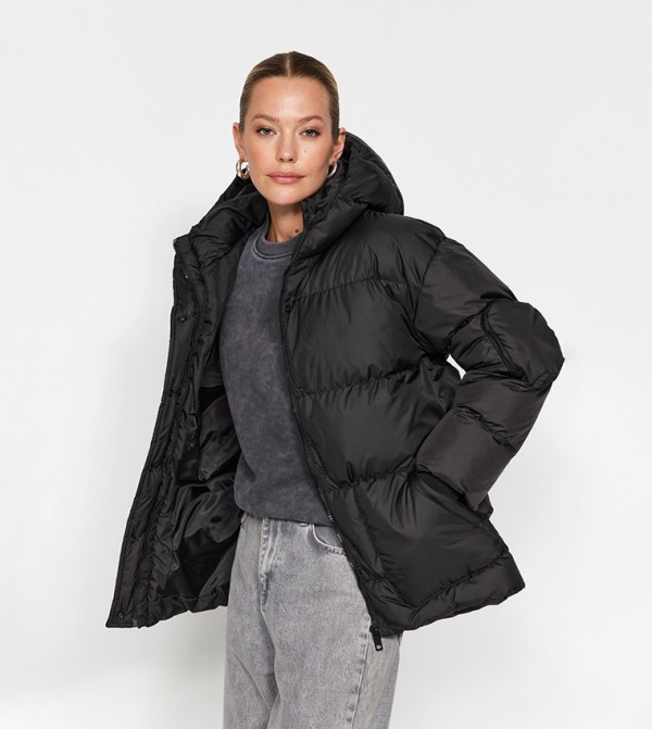 Buy Trendyol Solid Hooded Oversized Puffer Jacket In Black | 6thStreet Saudi Arabia