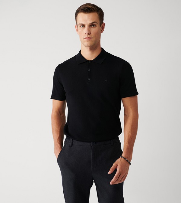 Buy Avva Knitted Short Sleeves Polo T Shirt In Black | 6thStreet Bahrain