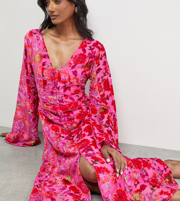 Buy Oasis Devore Plunge Neck Waisted Midi Dress In Pink | 6thStreet UAE