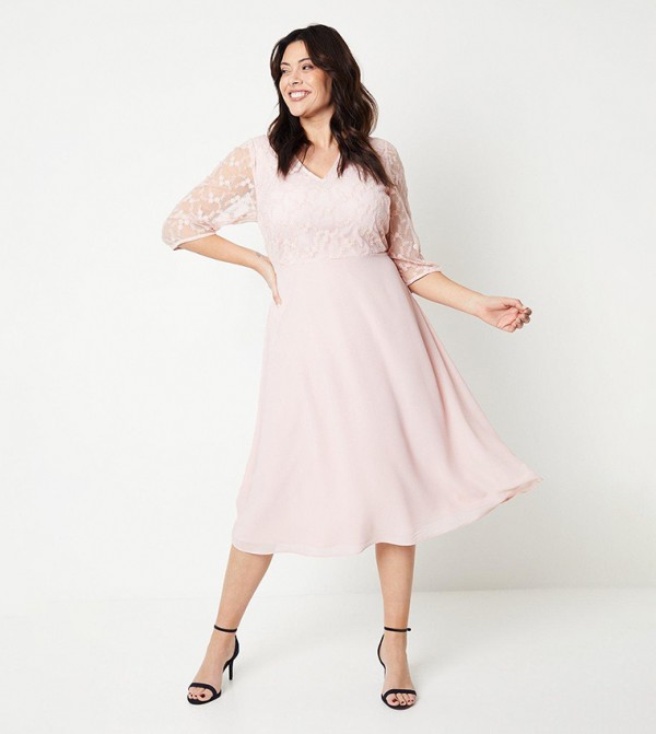 Buy Wallis Curve Lace 3/4 Sleeves Midi Dress In Pink | 6thStreet UAE