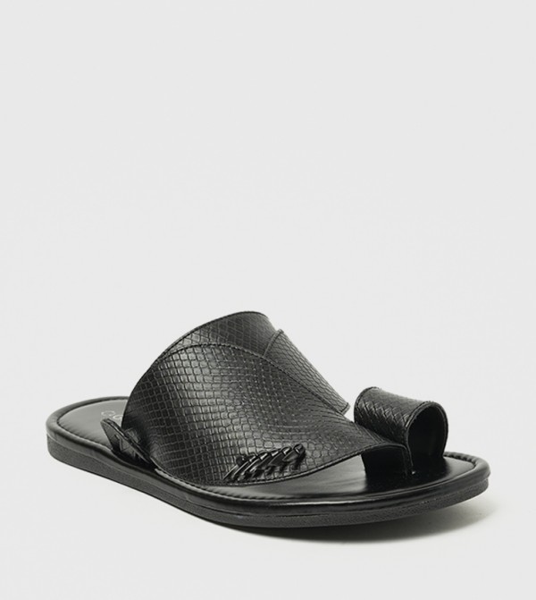 Buy GEOOMNII TARIQ Textured Arabic Sandals In Black | 6thStreet Kuwait