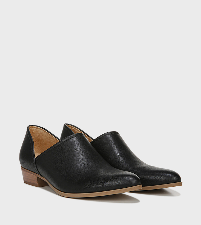 Buy Naturalizer CARLYN Solid Slip On Shoes In Black | 6thStreet UAE
