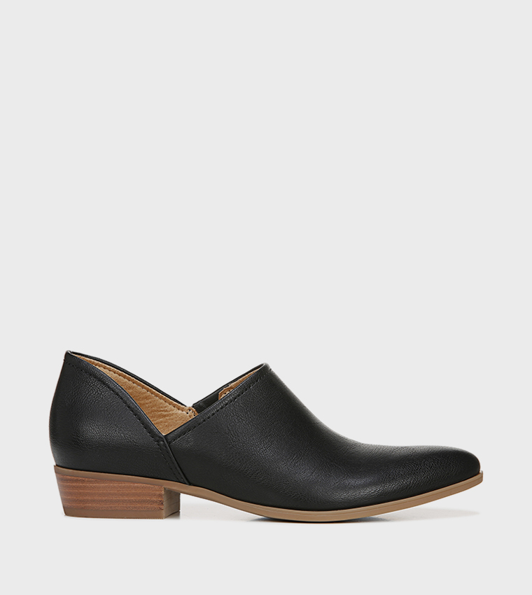 Buy Naturalizer CARLYN Solid Slip On Shoes In Black | 6thStreet UAE