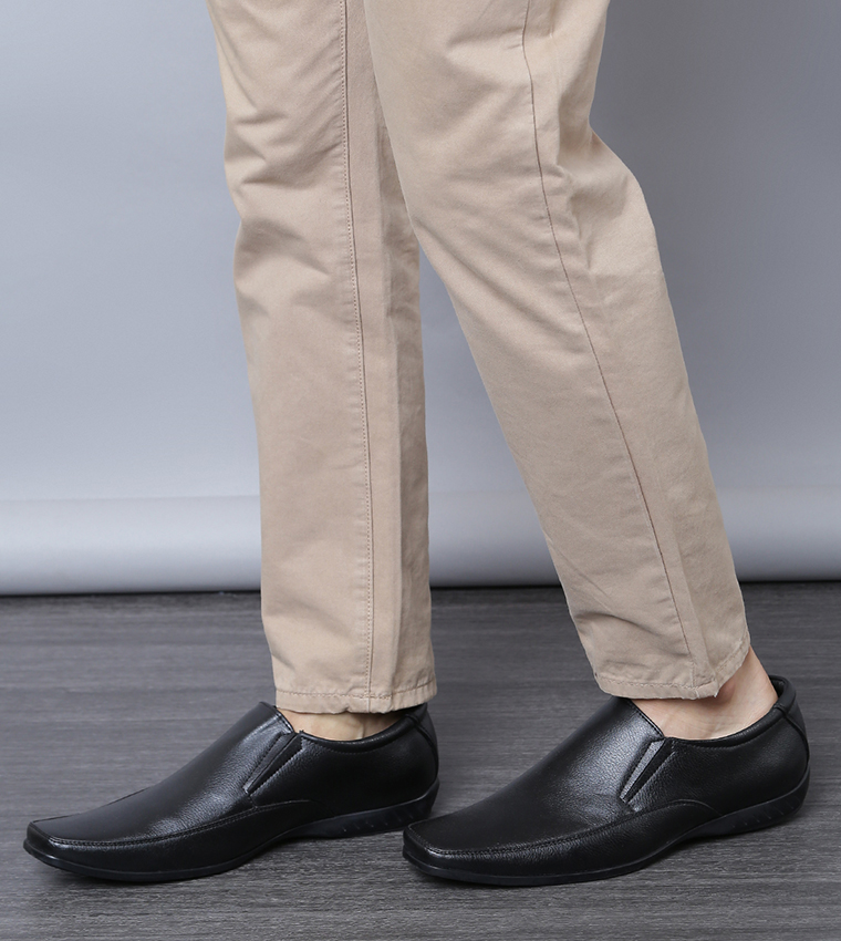 Buy HIS & HERS Opera Pump Shoes In Black | 6thStreet Oman