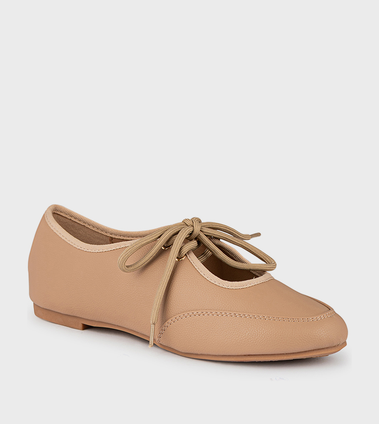 Buy VINCCI Textured Round Toe Flat Shoes In Brown | 6thStreet UAE