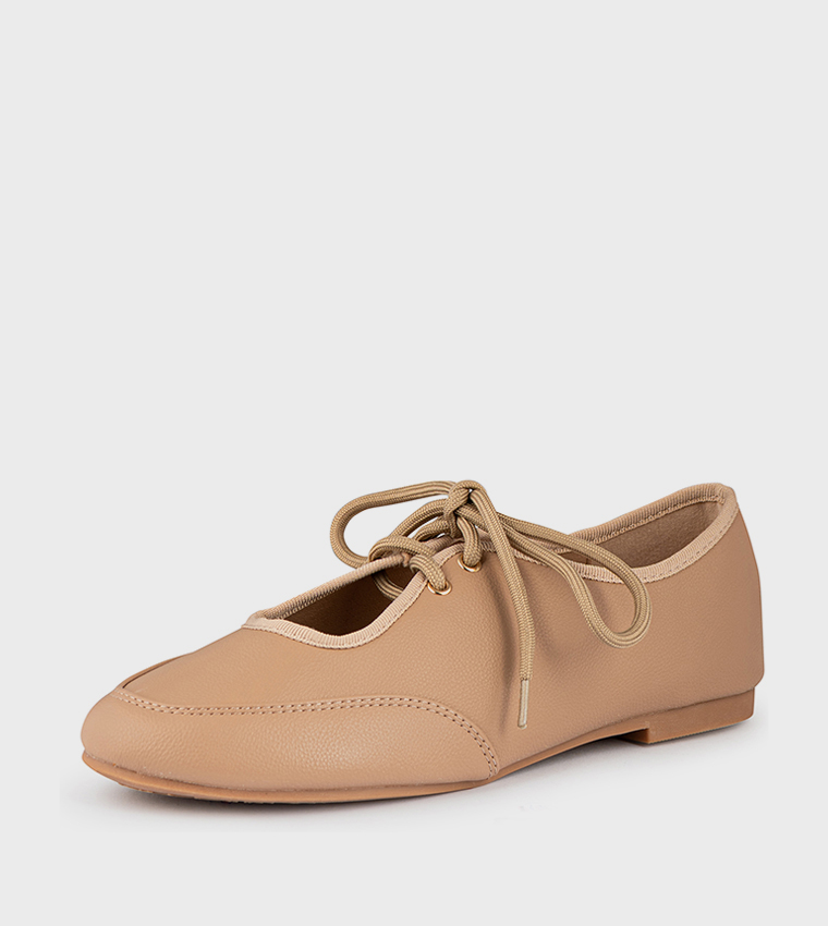 Buy VINCCI Textured Round Toe Flat Shoes In Brown | 6thStreet UAE