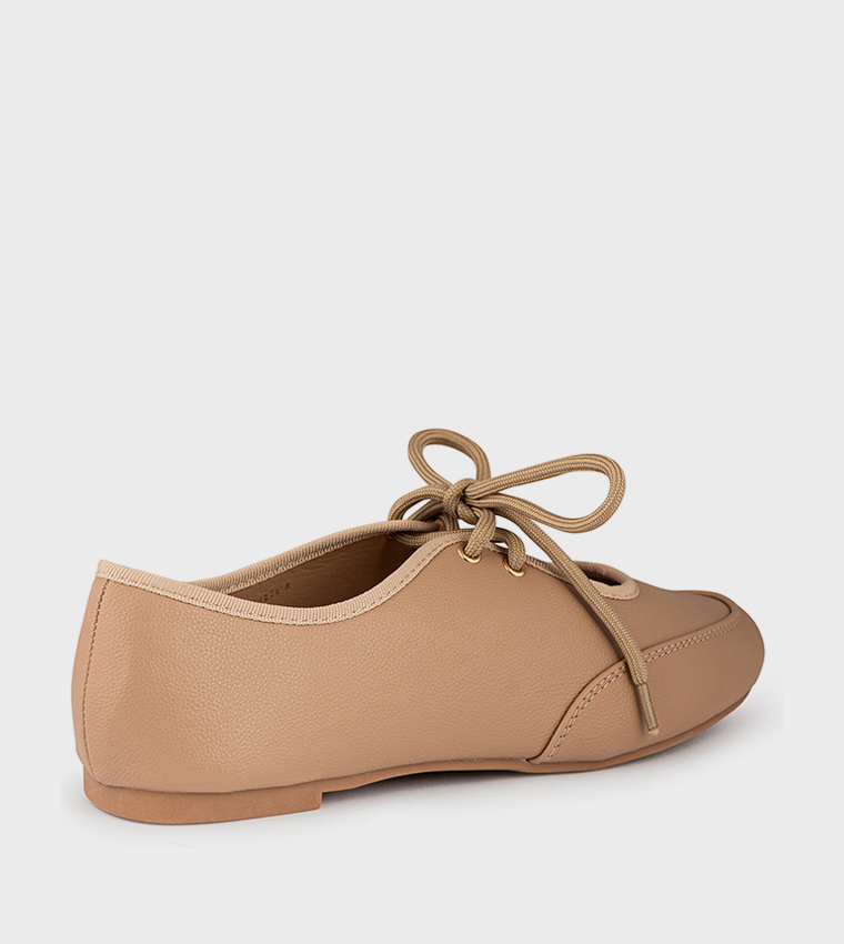 Buy VINCCI Textured Round Toe Flat Shoes In Brown | 6thStreet UAE